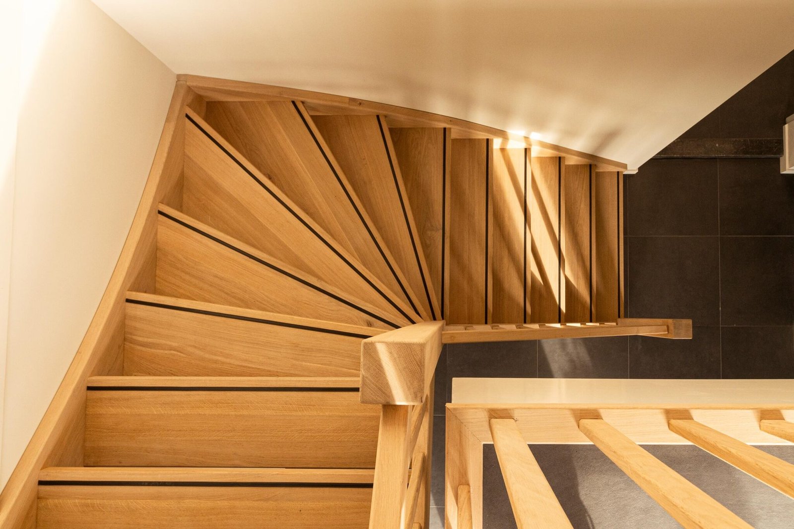 open eiken bovenkwart trap eenvoudig standaard design.